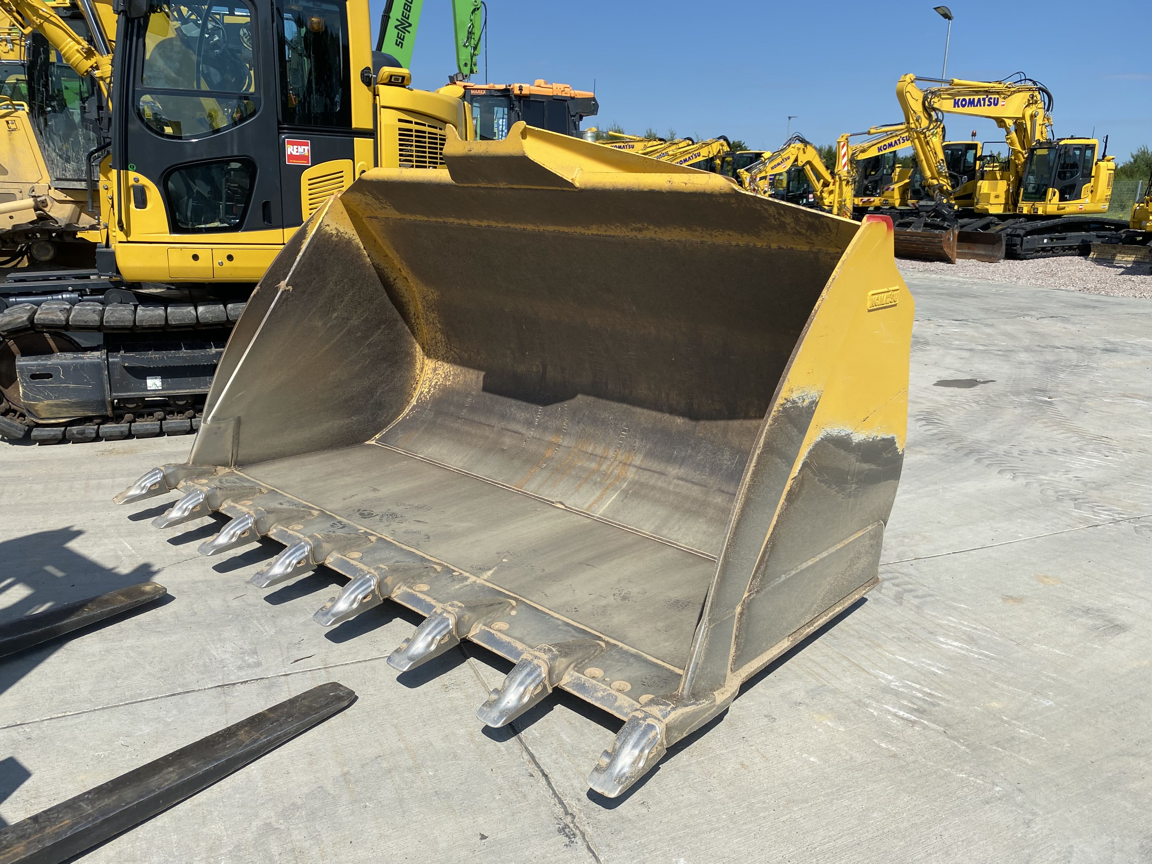 KOMATSU 4,5 CBM LADESCHAUFEL, 3.000 MM BREIT von Schlüter Baumaschinen