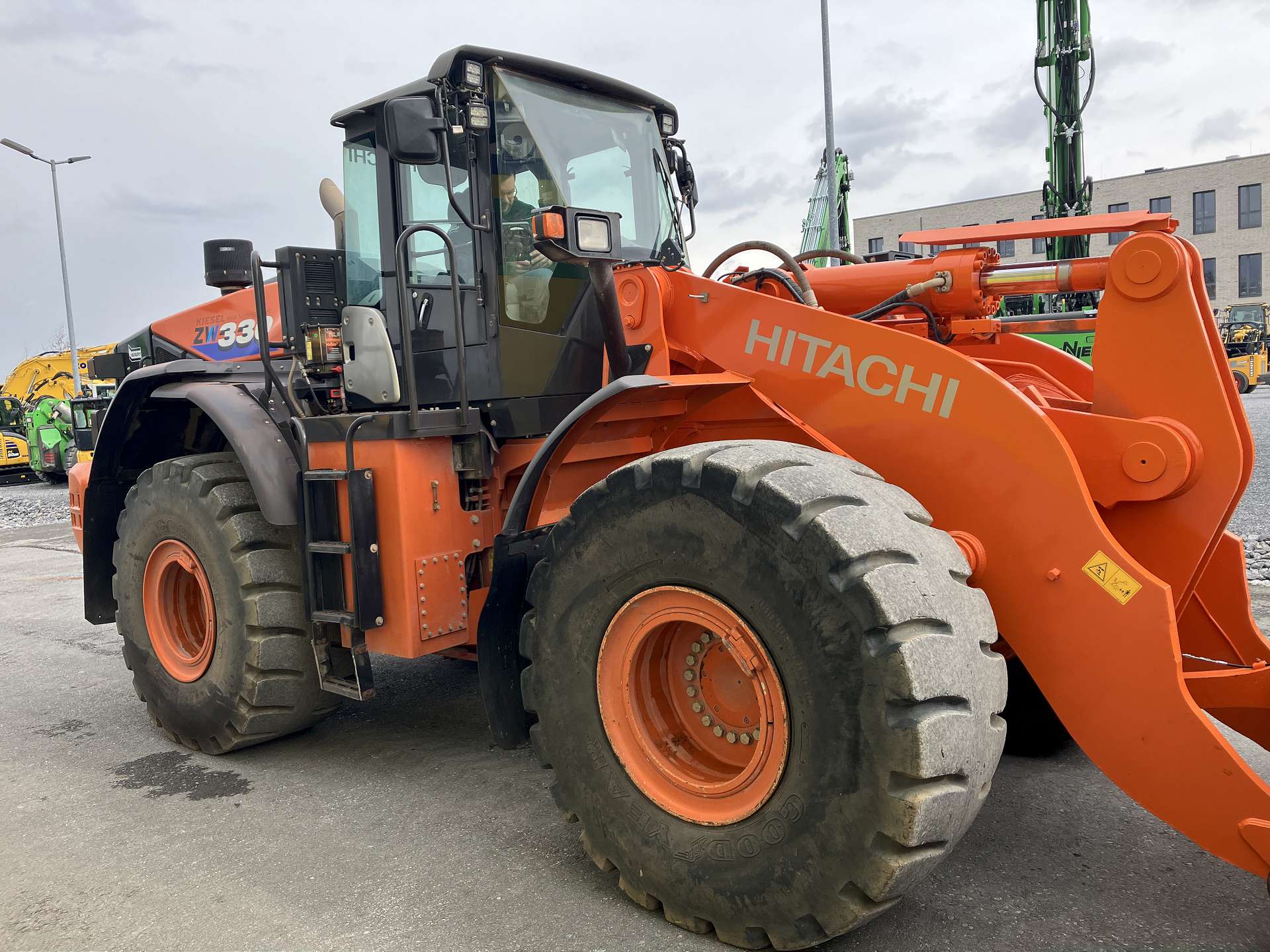 HITACHI ZW330-6 von Schlüter Baumaschinen
