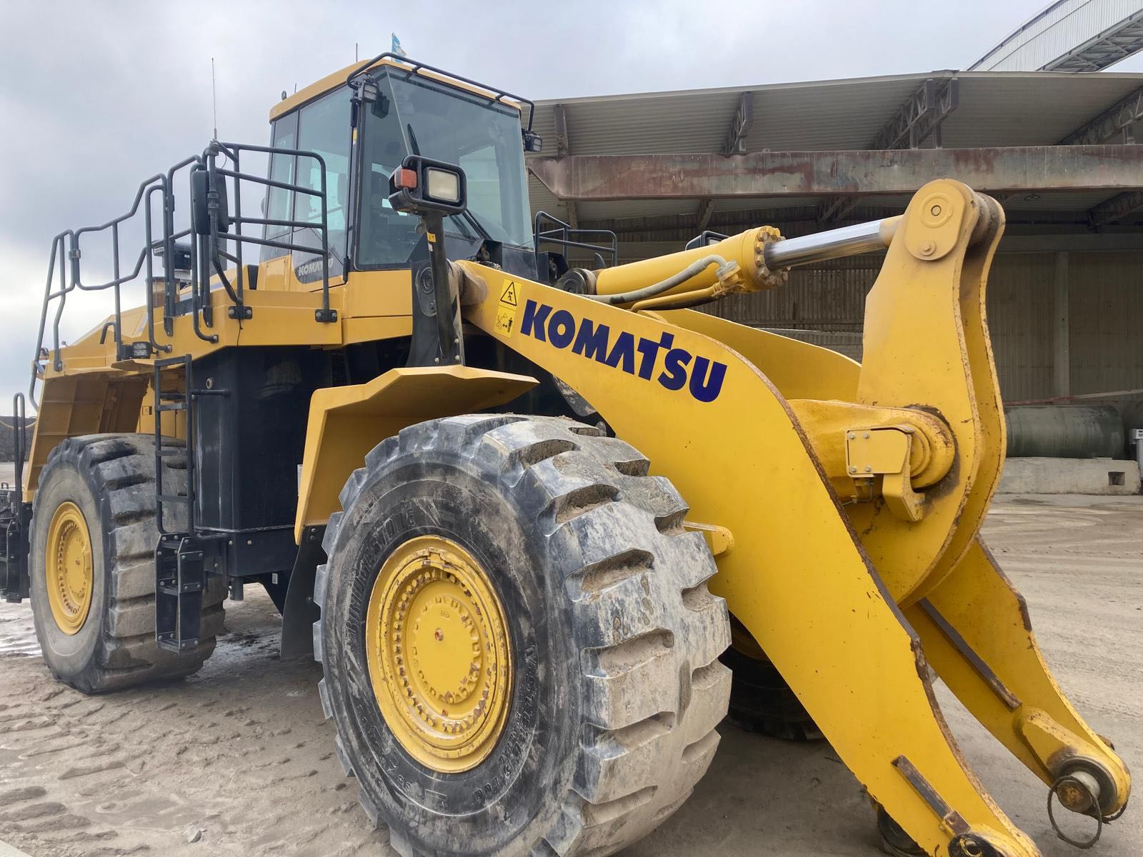 KOMATSU WA600-8E0 von Schlüter Baumaschinen